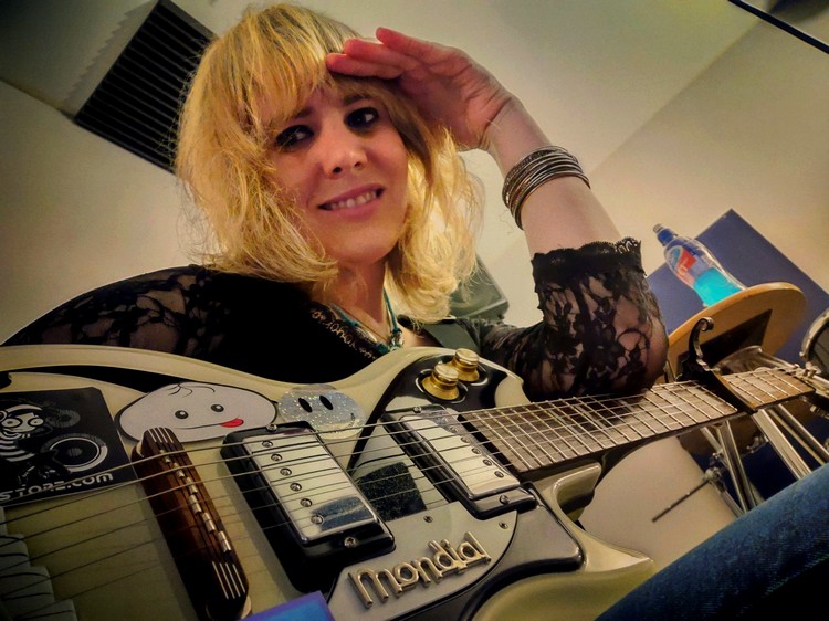 Keeley: The Glitter and the Glue – El Santo del Rock